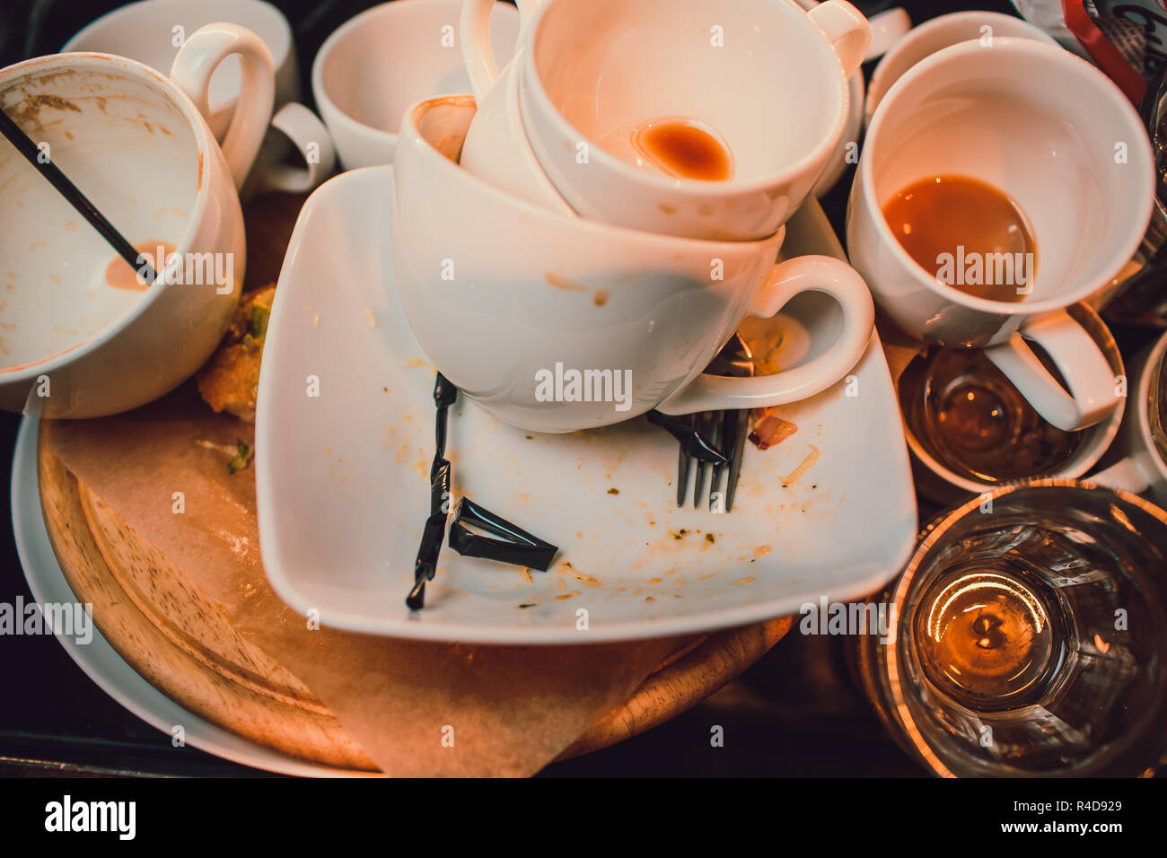 Washing up. White coffee cups in the kitchen sink Stock Photo - Alamy