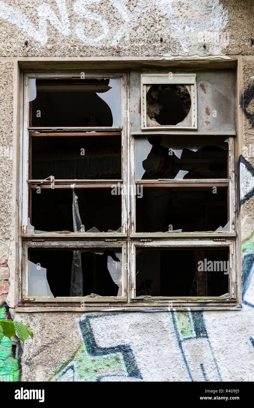 Broken factory windows hi-res stock photography and images - Alamy