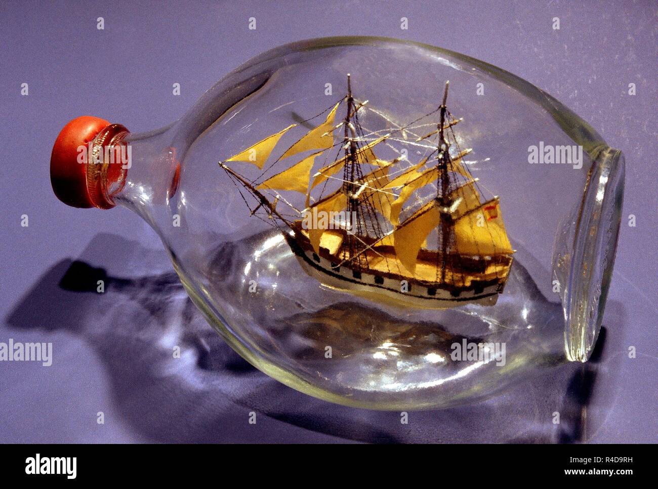 BARCO DENTRO DE UNA BOTELLA. Location: PRIVATE COLLECTION. MADRID ...