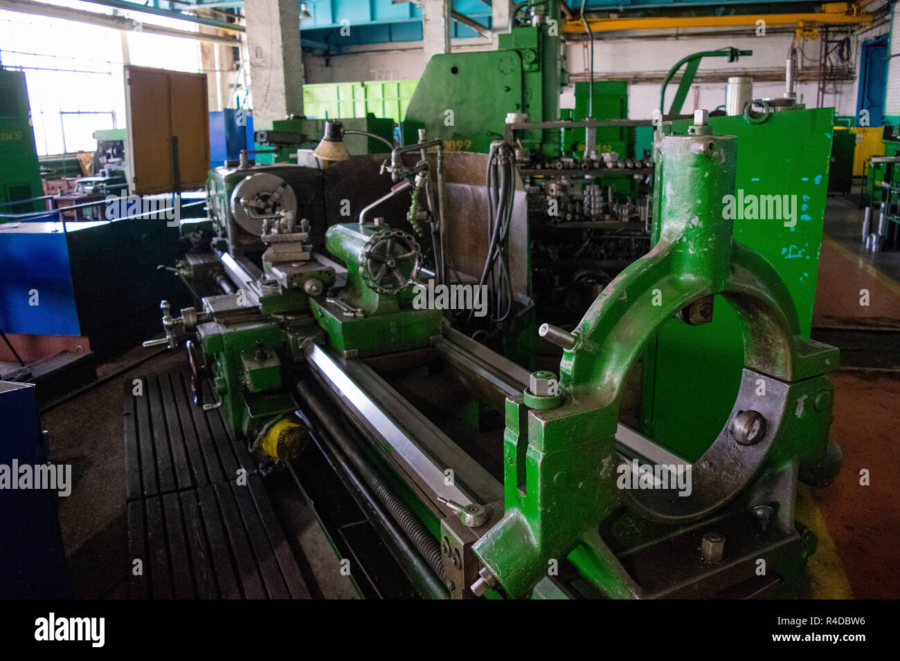 Machining of metal by cutting on a turning and milling machine ...