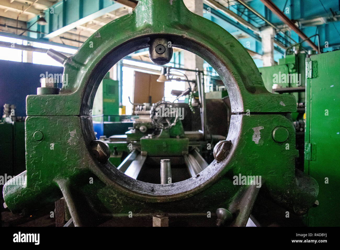 Machining of metal by cutting on a turning and milling machine ...