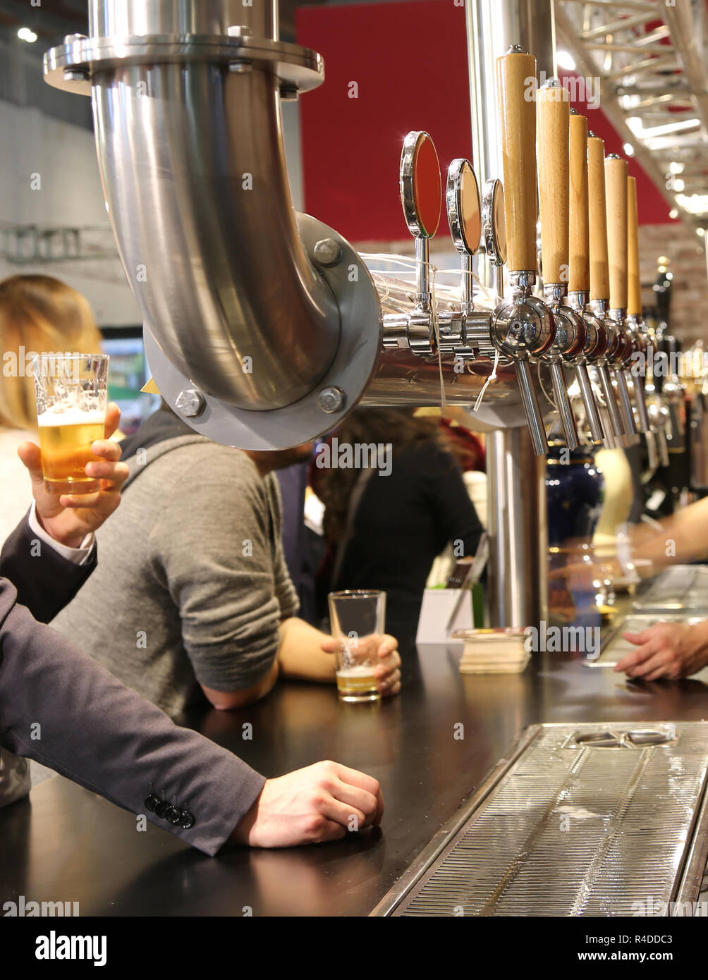 crowded bar with lots of people and draft beer Stock Photo - Alamy