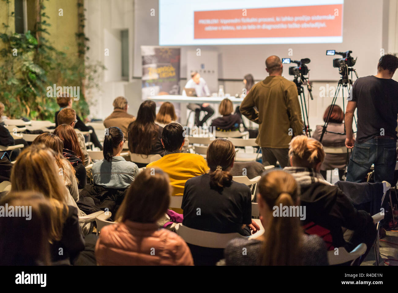 Business meeting round table hi-res stock photography and images - Alamy