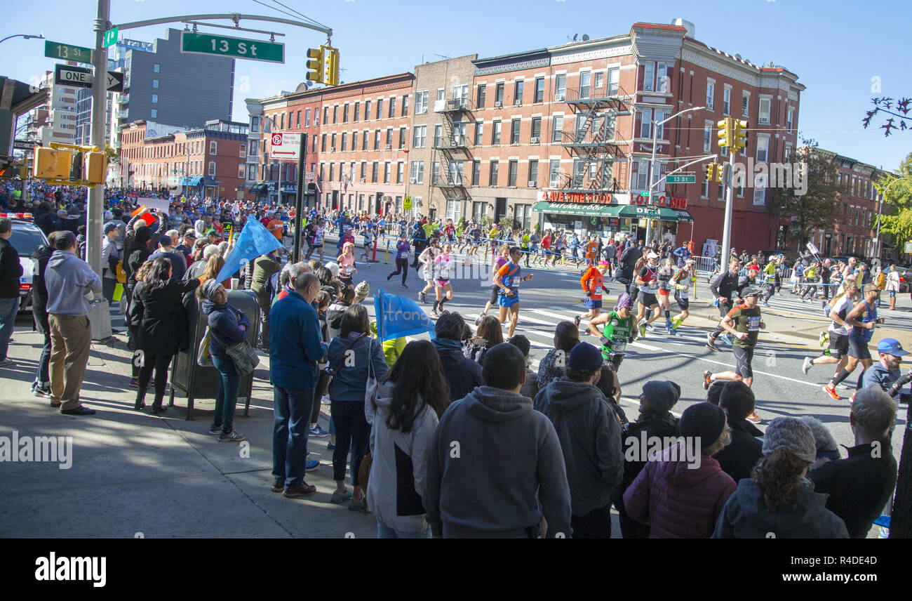 Diverse crowd of spectators hi-res stock photography and images - Alamy