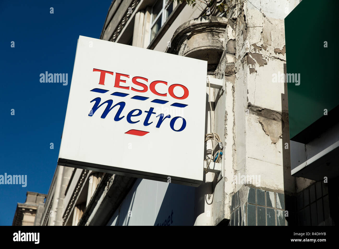 Derby, Derbyshire, UK: October 2018: Tesco Metro Sign Stock Photo - Alamy