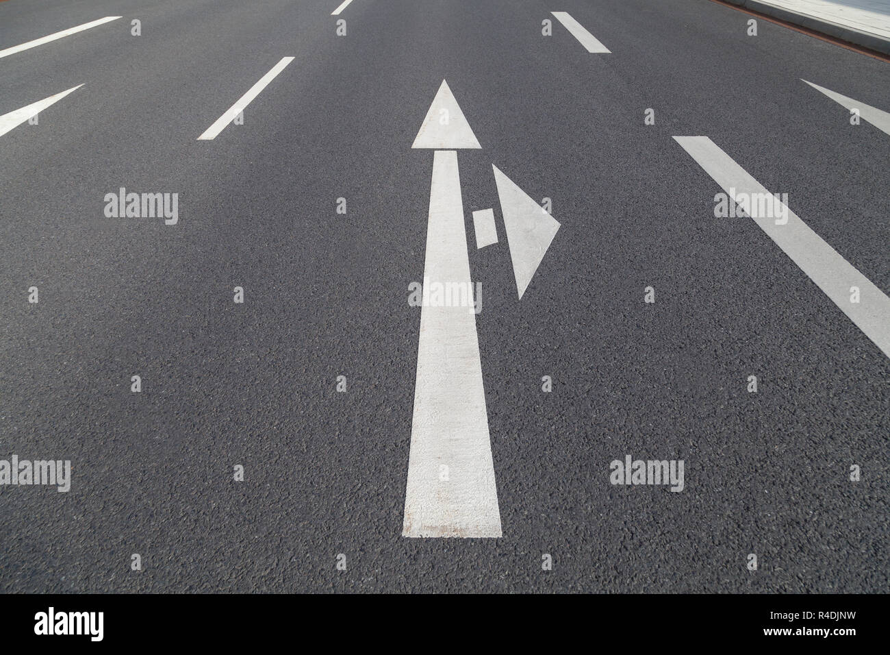 Question mark sign two way arrow hi-res stock photography and images ...
