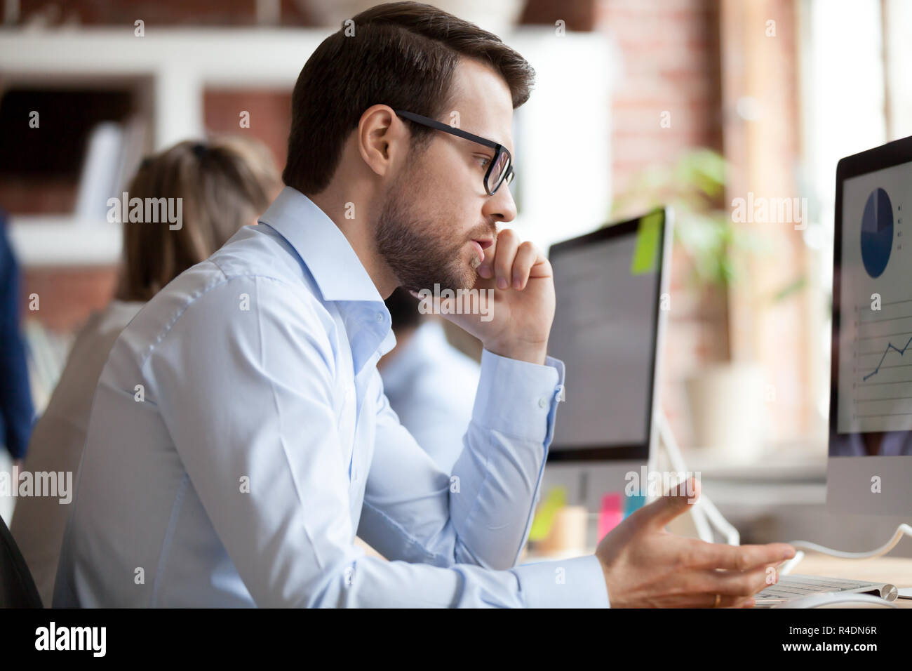 Employee talking hi-res stock photography and images - Alamy