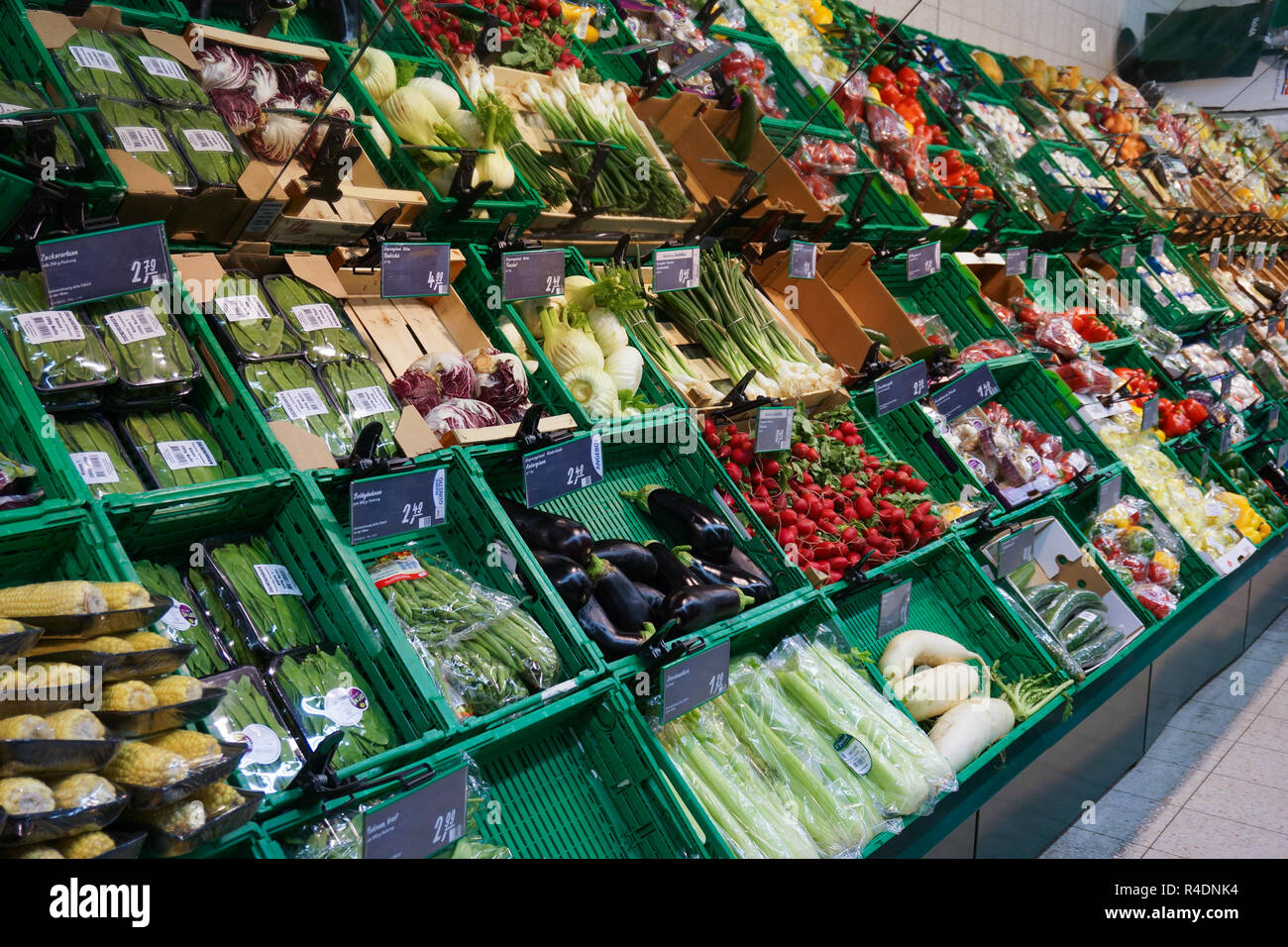 Vegetable stand. Fresh and organic vegetables at farmers market Stock ...