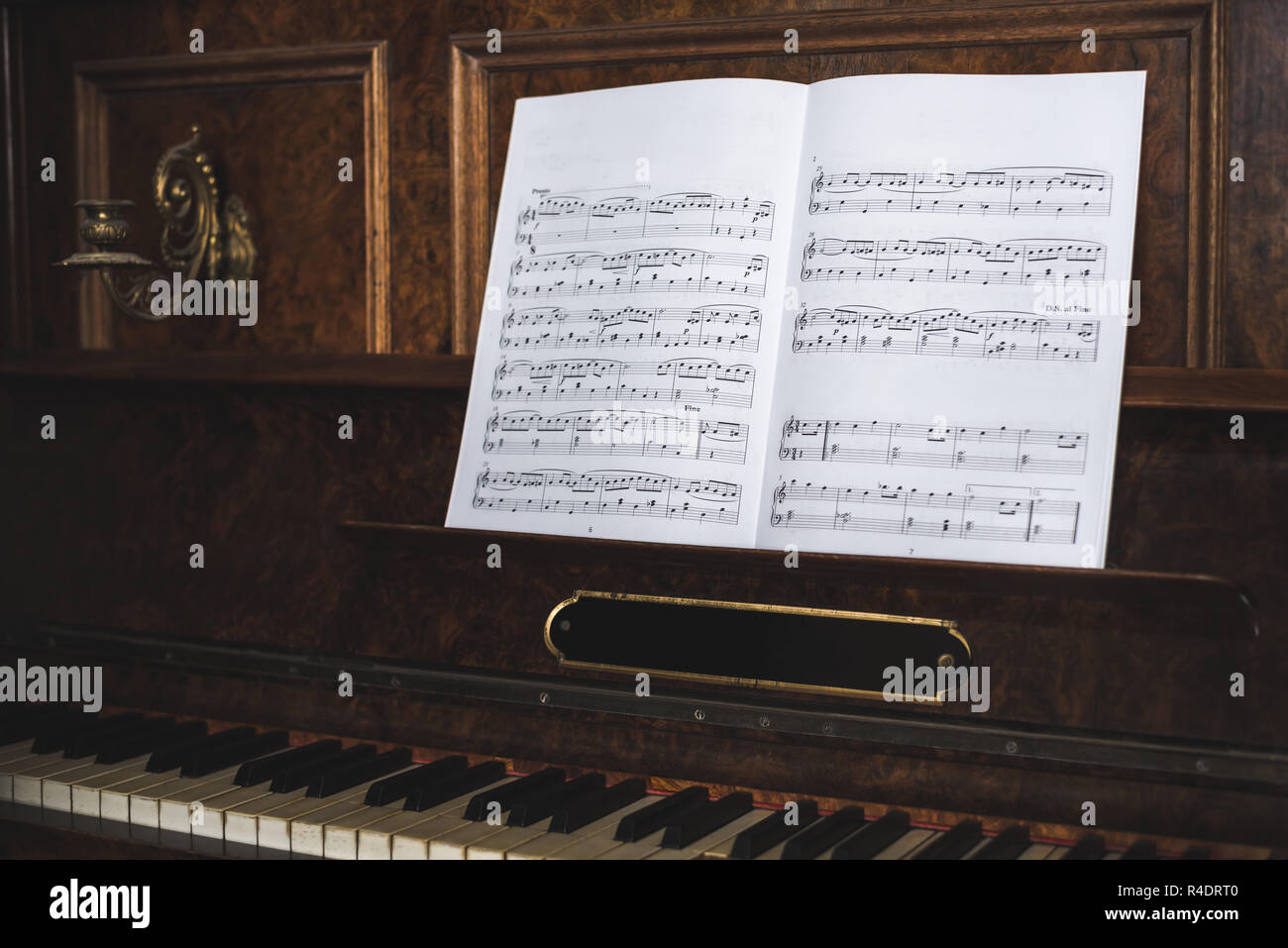 Vintage piano sheet hi-res stock photography and images - Alamy