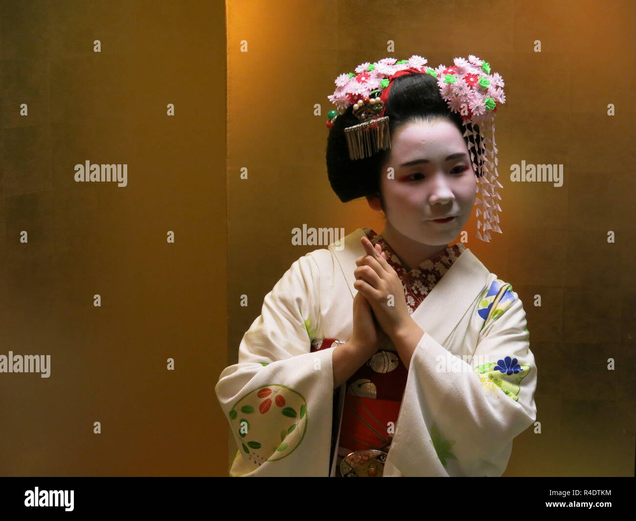 Geisha japan performing hi-res stock photography and images - Alamy