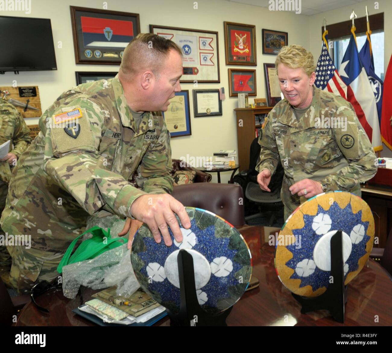 Us navy commander insignia hi-res stock photography and images - Alamy