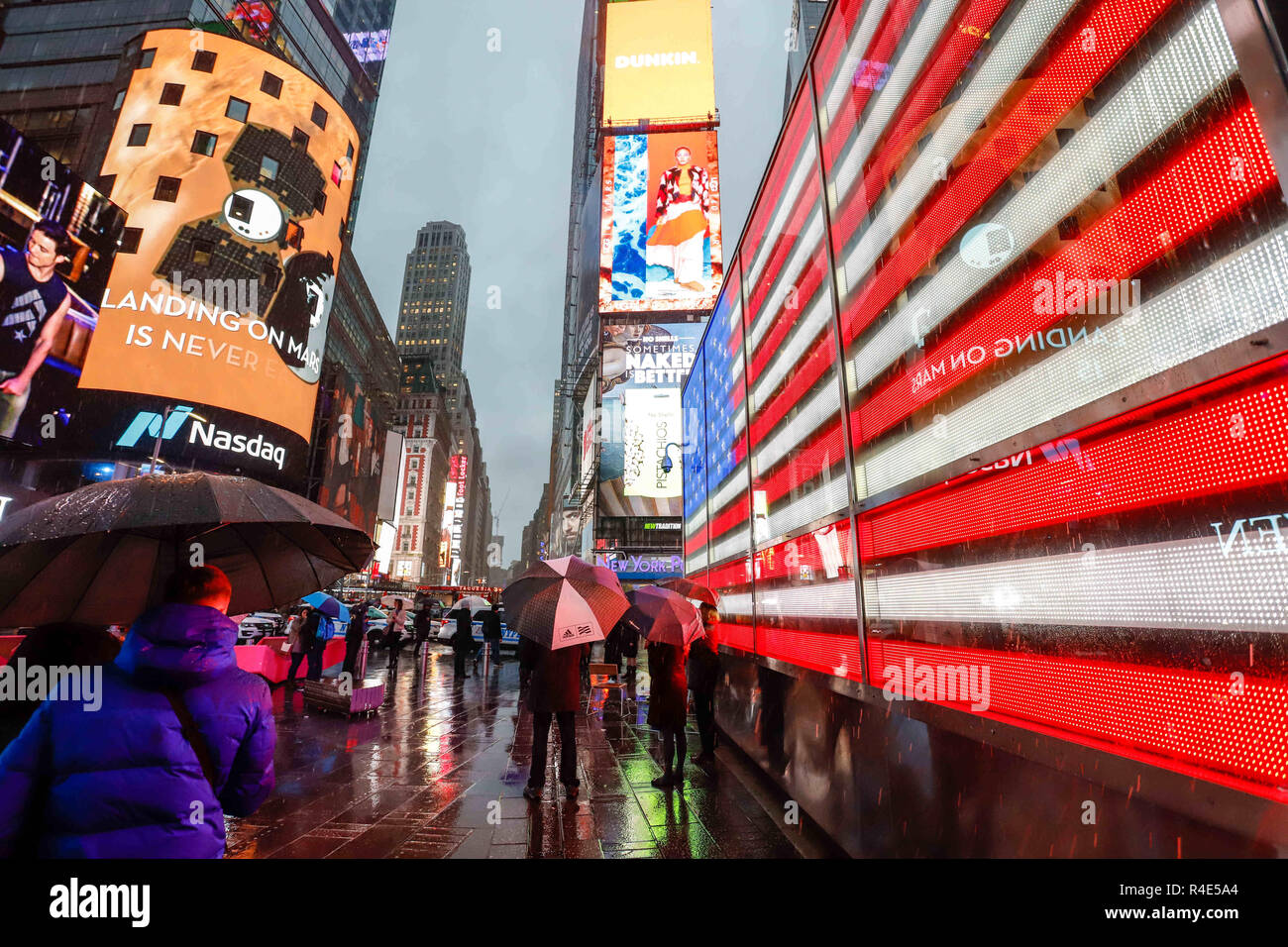 New York, NEW YORK, USA. 26th Nov, 2018. Public accompanies the landing ...