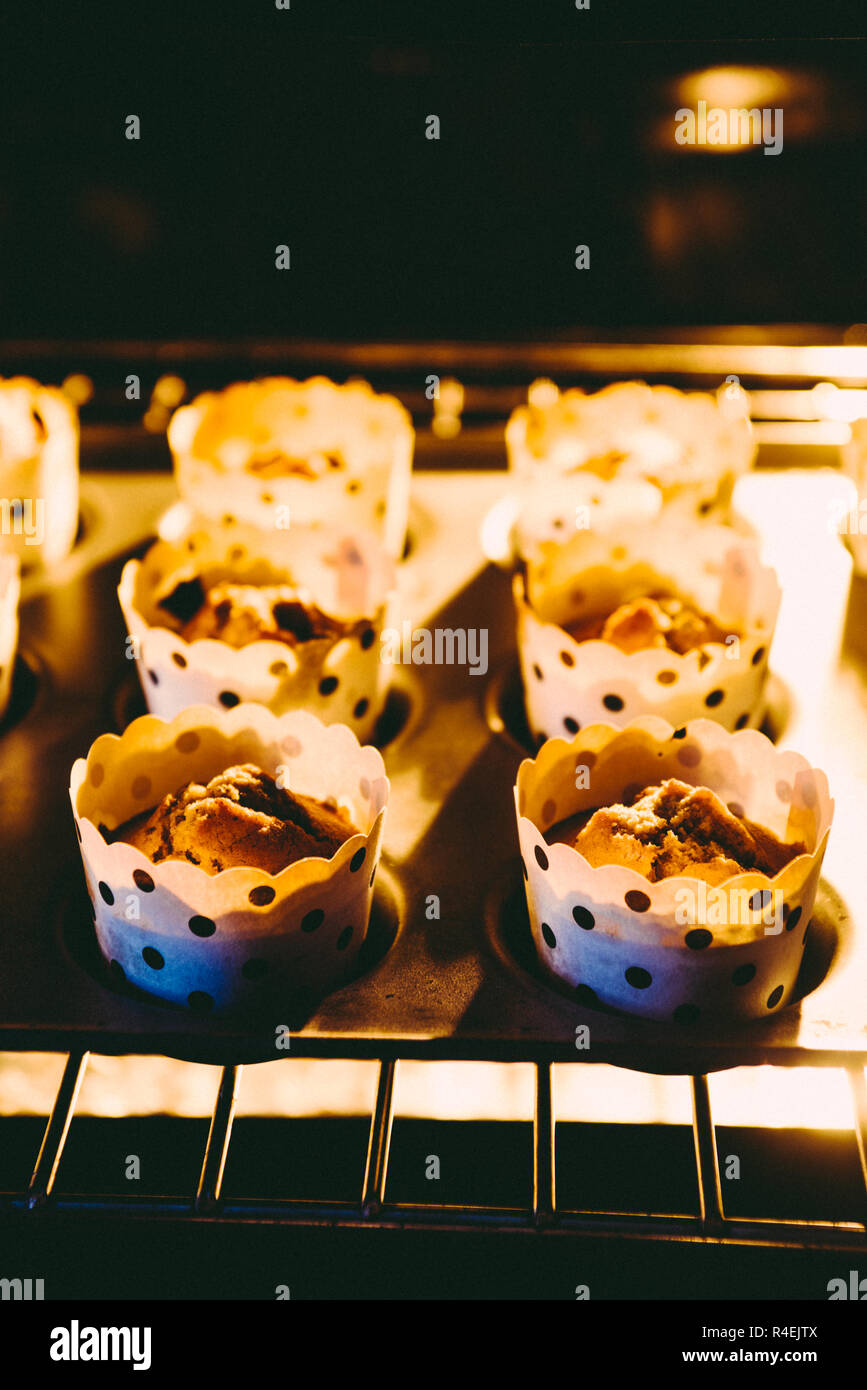 Muffin sheet hi-res stock photography and images - Alamy
