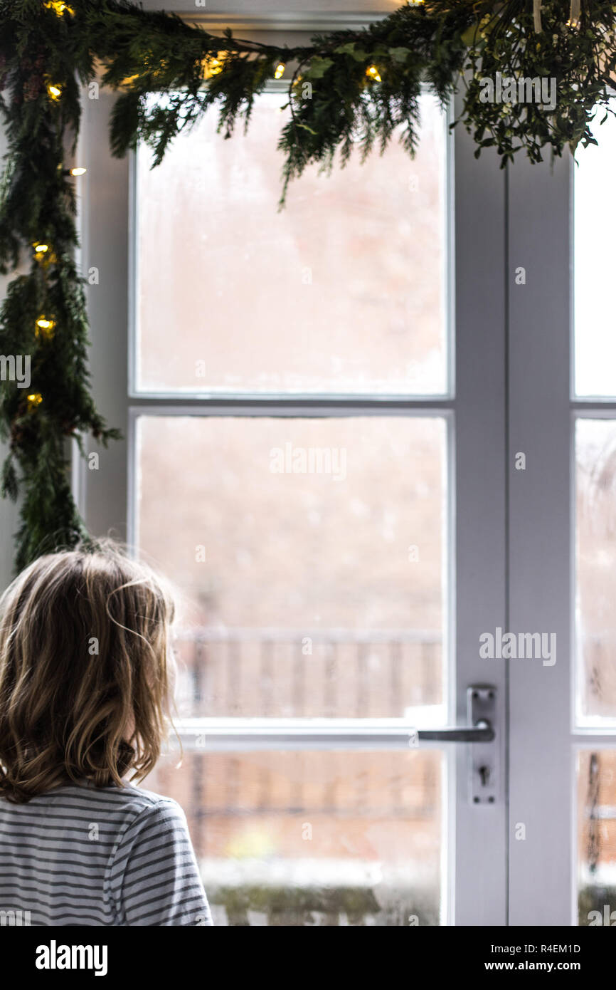 Child looking out window snow hi-res stock photography and images - Alamy