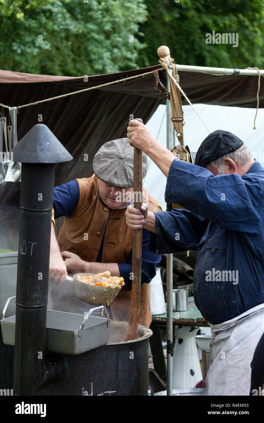 Military field kitchen hi-res stock photography and images - Alamy