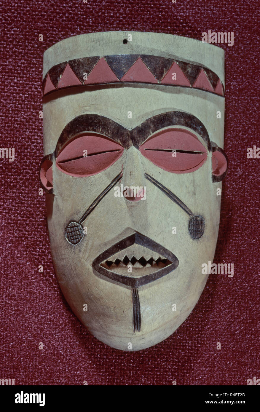 MASCARA DE DANZA EN MADERA (ANGOLA). Location: PRIVATE COLLECTION ...