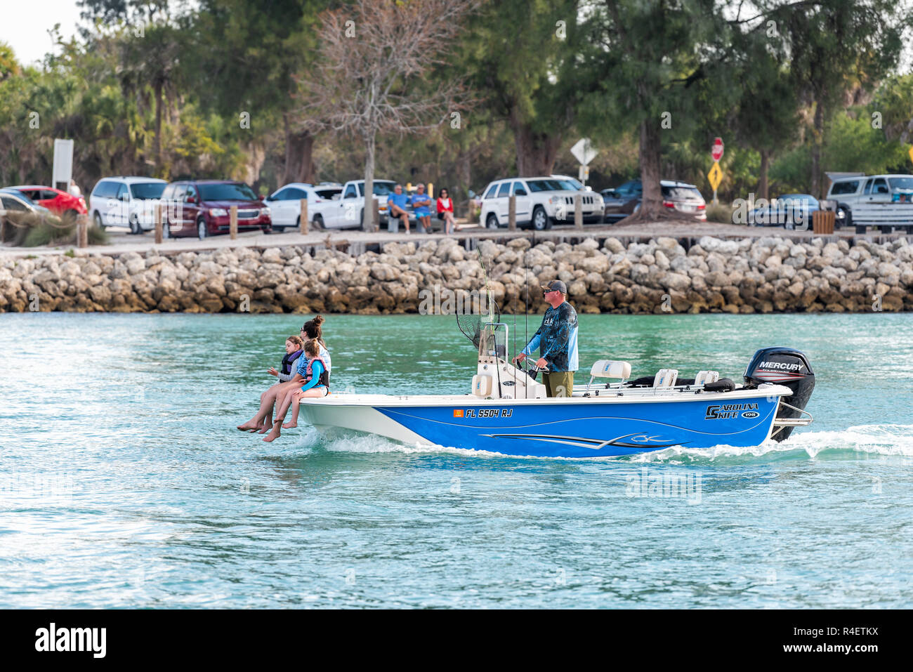 Family beach boat fun outdoors hi-res stock photography and images - Alamy