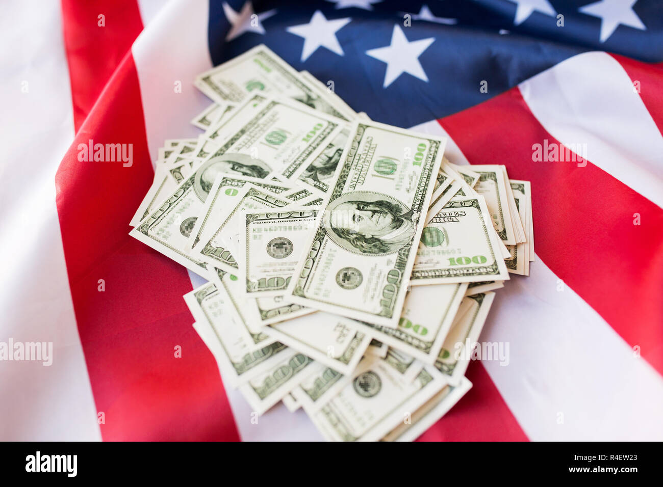 Frog paper model hi-res stock photography and images - Alamy