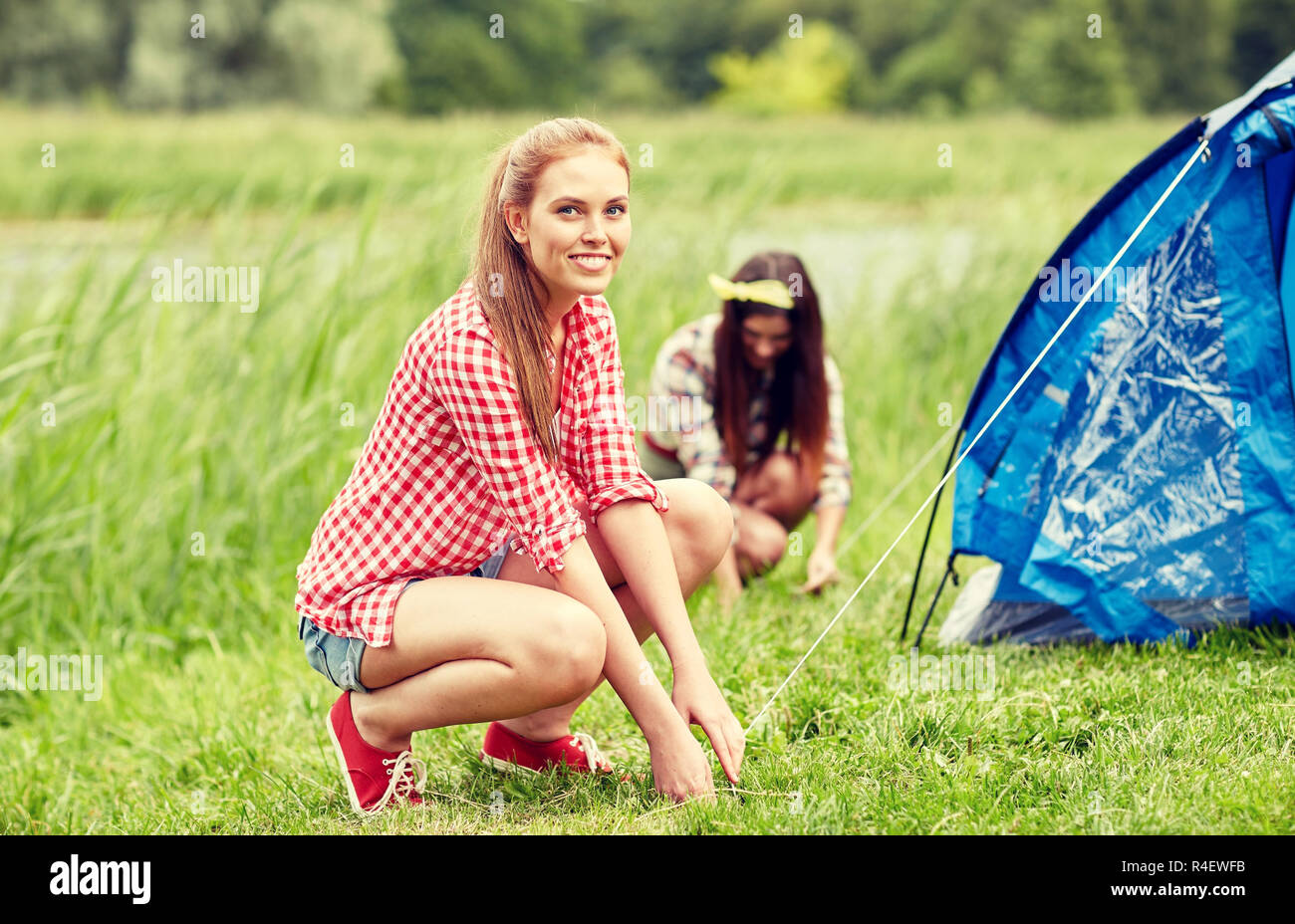 Girls setting up tent hi-res stock photography and images - Alamy