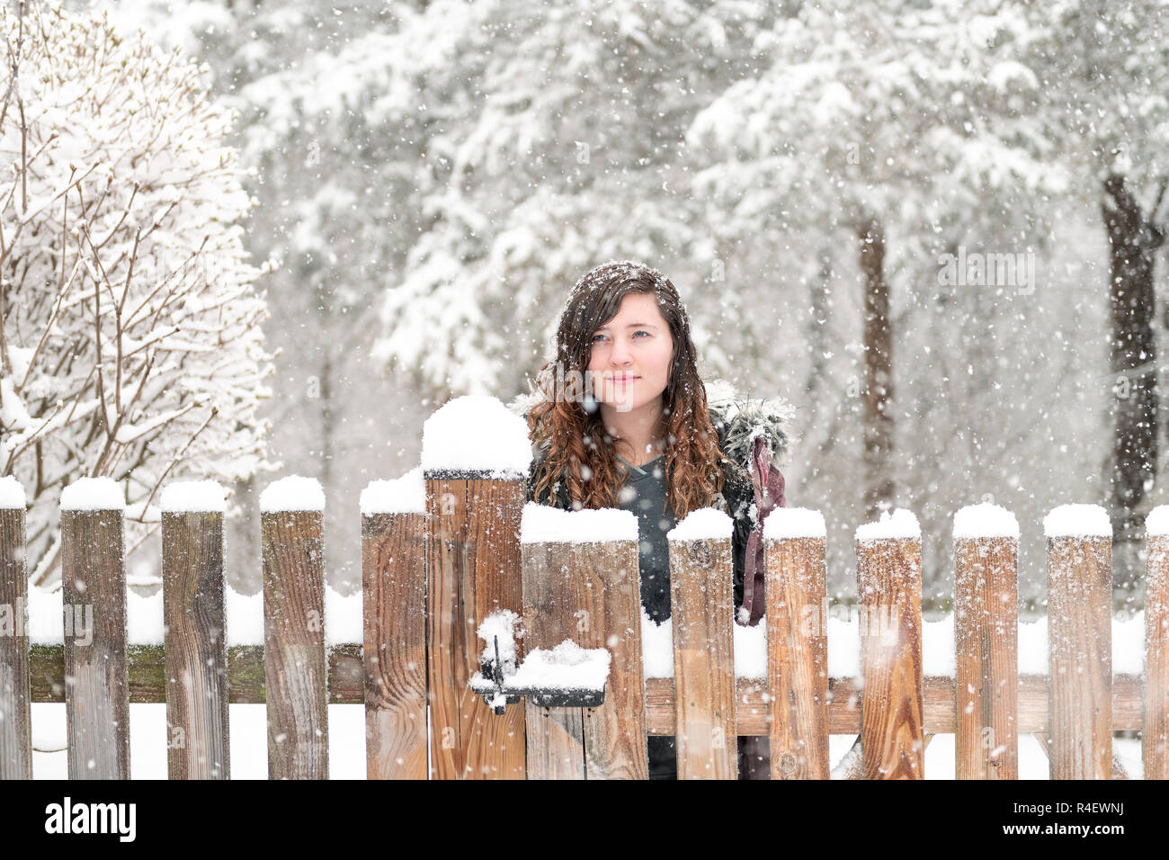 Falling snowing hi-res stock photography and images - Alamy