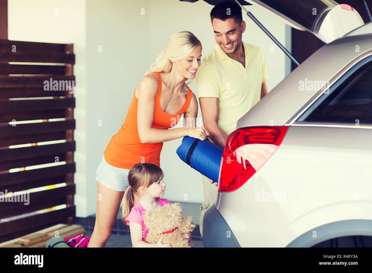 Mom packing car hi-res stock photography and images - Alamy