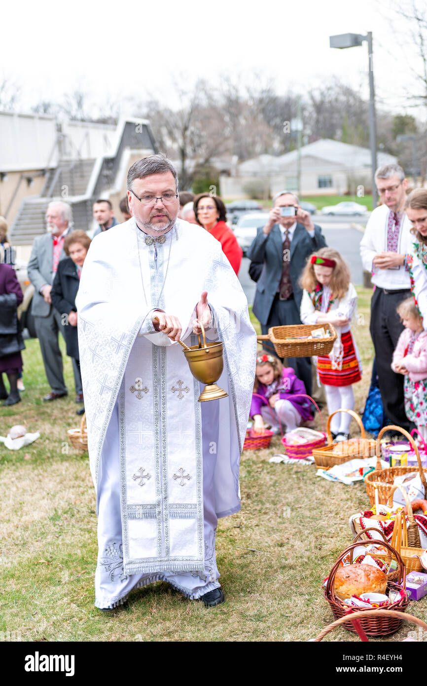 Orthodox priests praying hi-res stock photography and images - Alamy