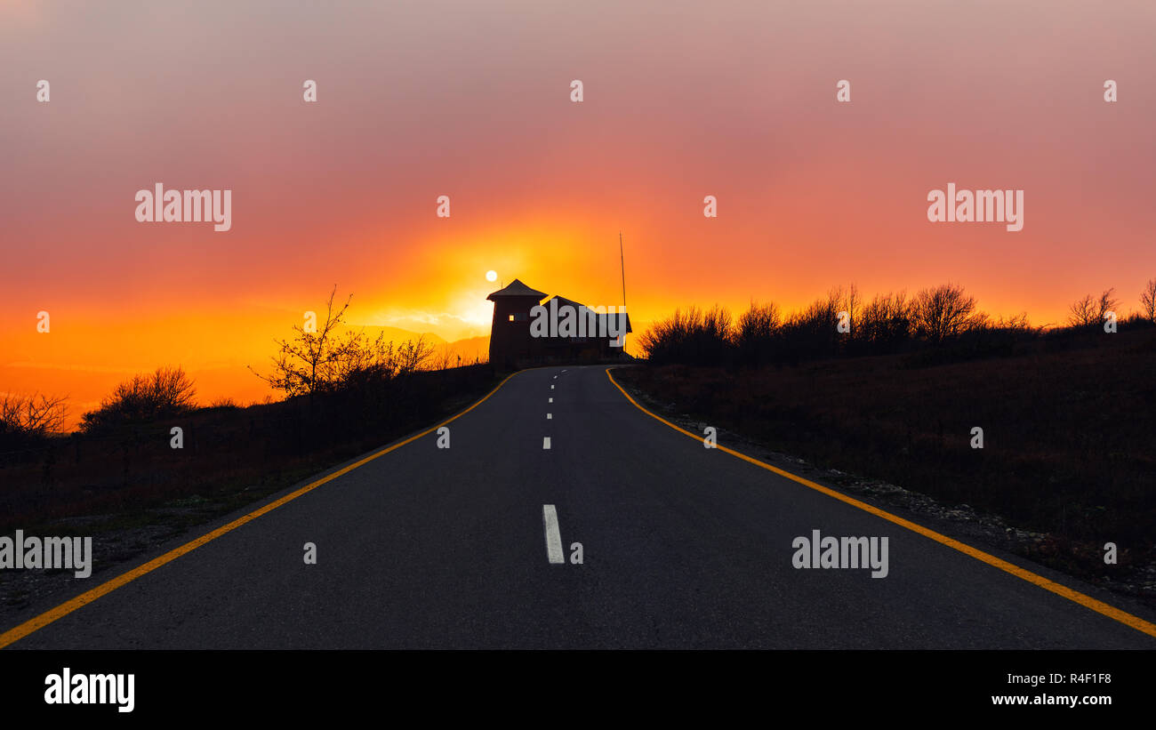 Sunset over road hi-res stock photography and images - Alamy