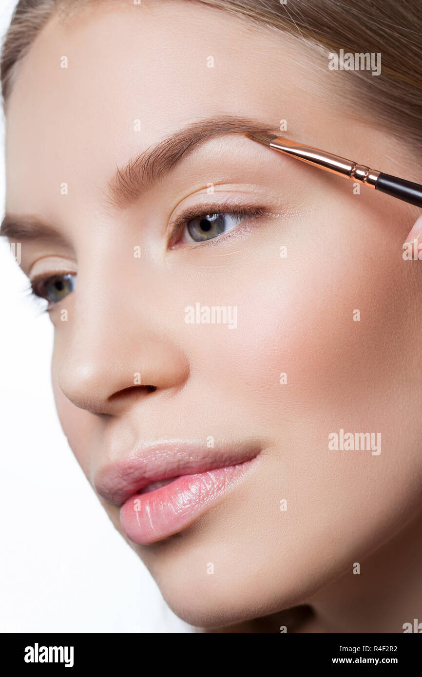 Woman correcting eyebrows form Stock Photo - Alamy