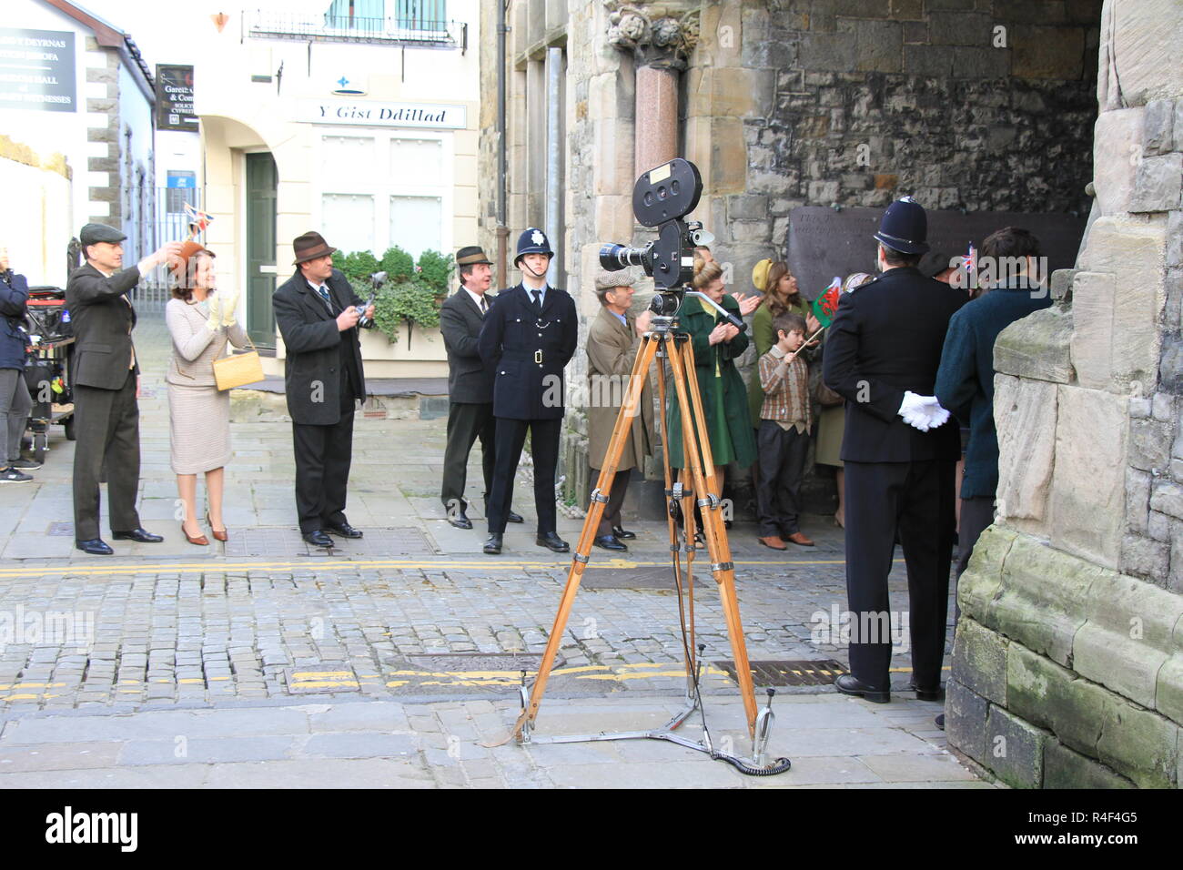 Crowd scenes for the Crown Stock Photo - Alamy
