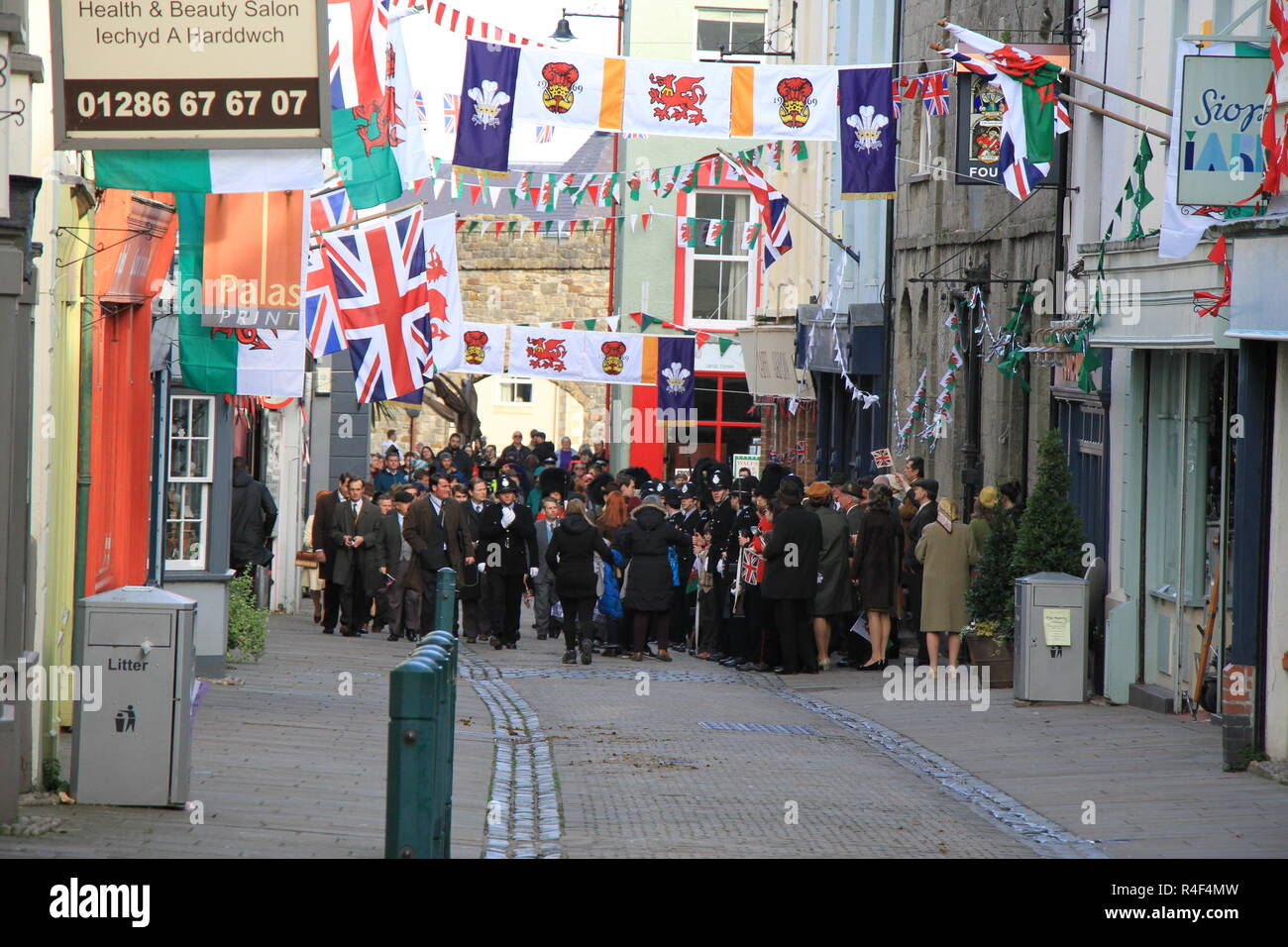 Crowd scenes for the Crown Stock Photo - Alamy