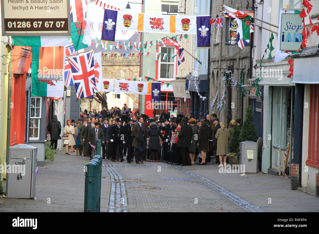 Crowd scenes for the Crown Stock Photo - Alamy