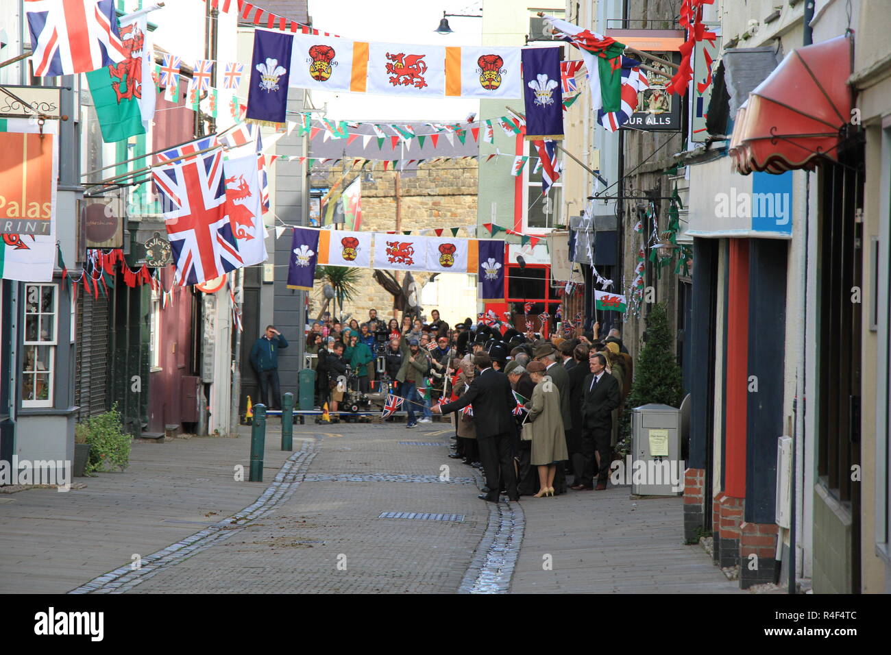 Crowd scenes for the Crown Stock Photo - Alamy