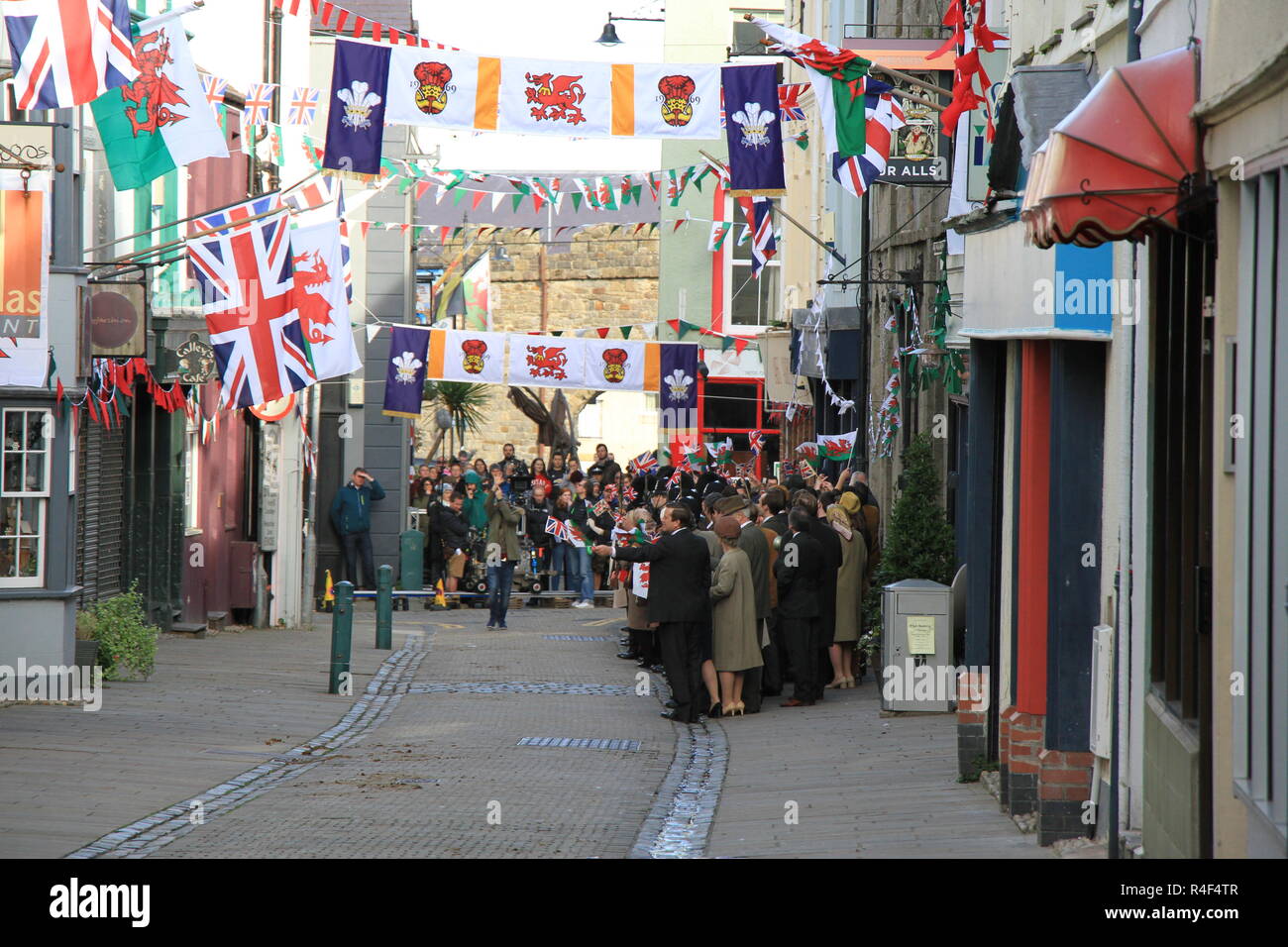 Crowd scenes for the Crown Stock Photo - Alamy