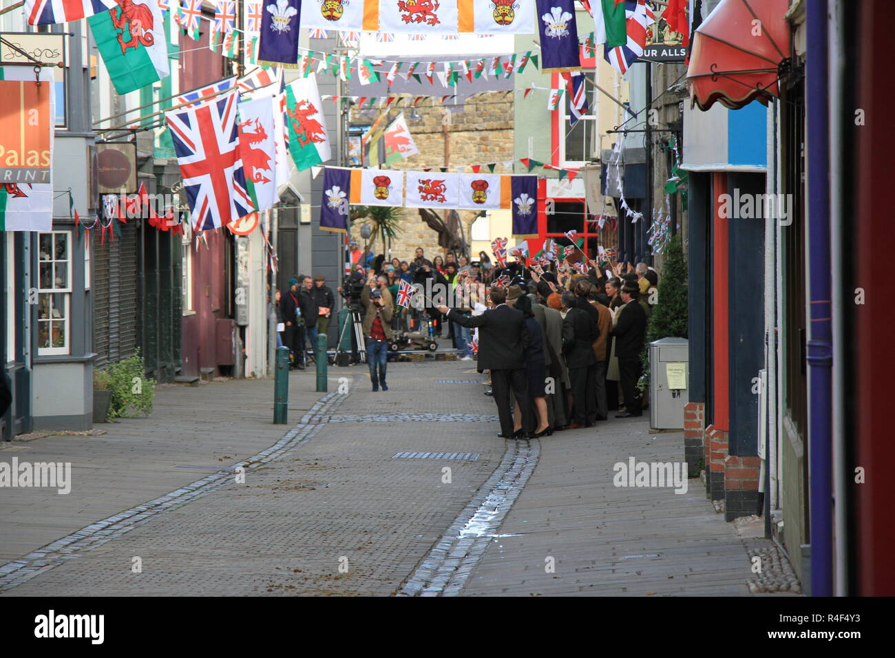 Crowd scenes for the Crown Stock Photo - Alamy