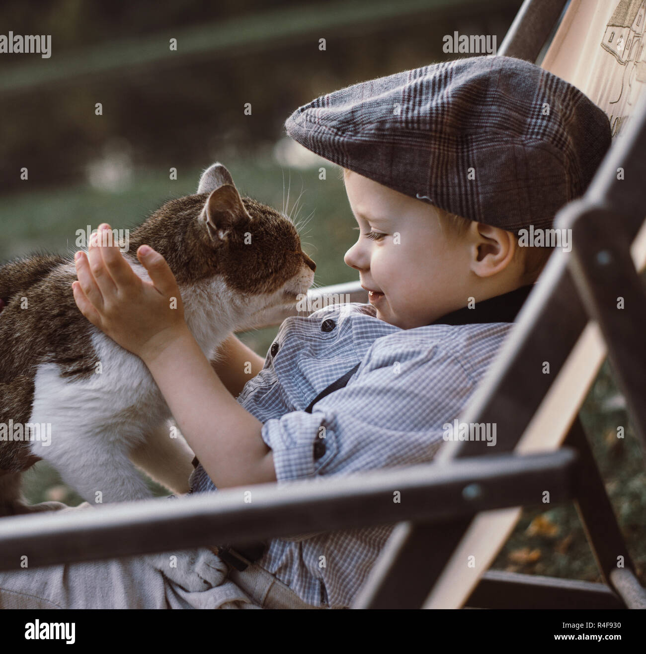 Cute and little boy hugging a cat Stock Photo - Alamy