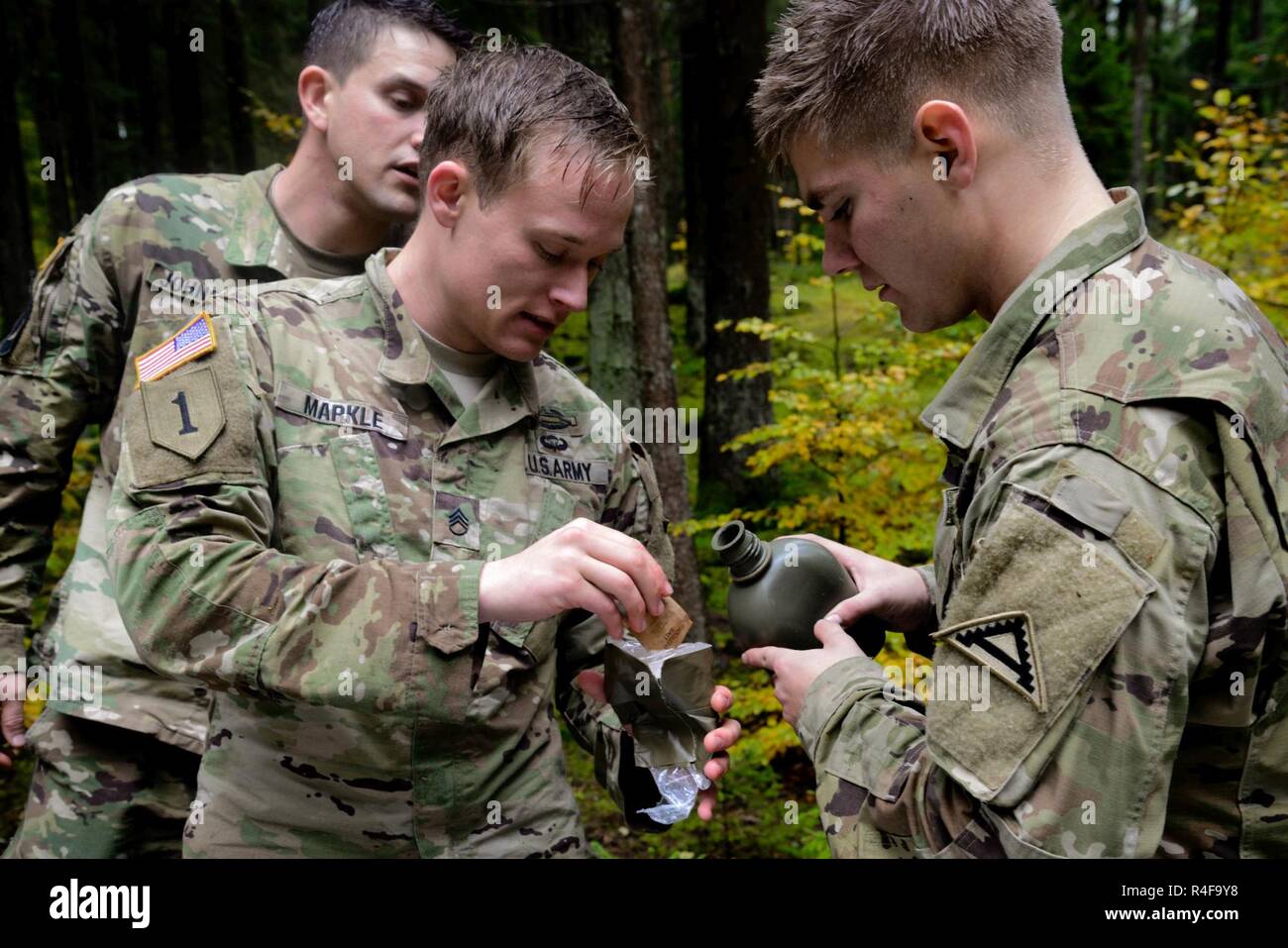 Field expedient antenna hi-res stock photography and images - Alamy