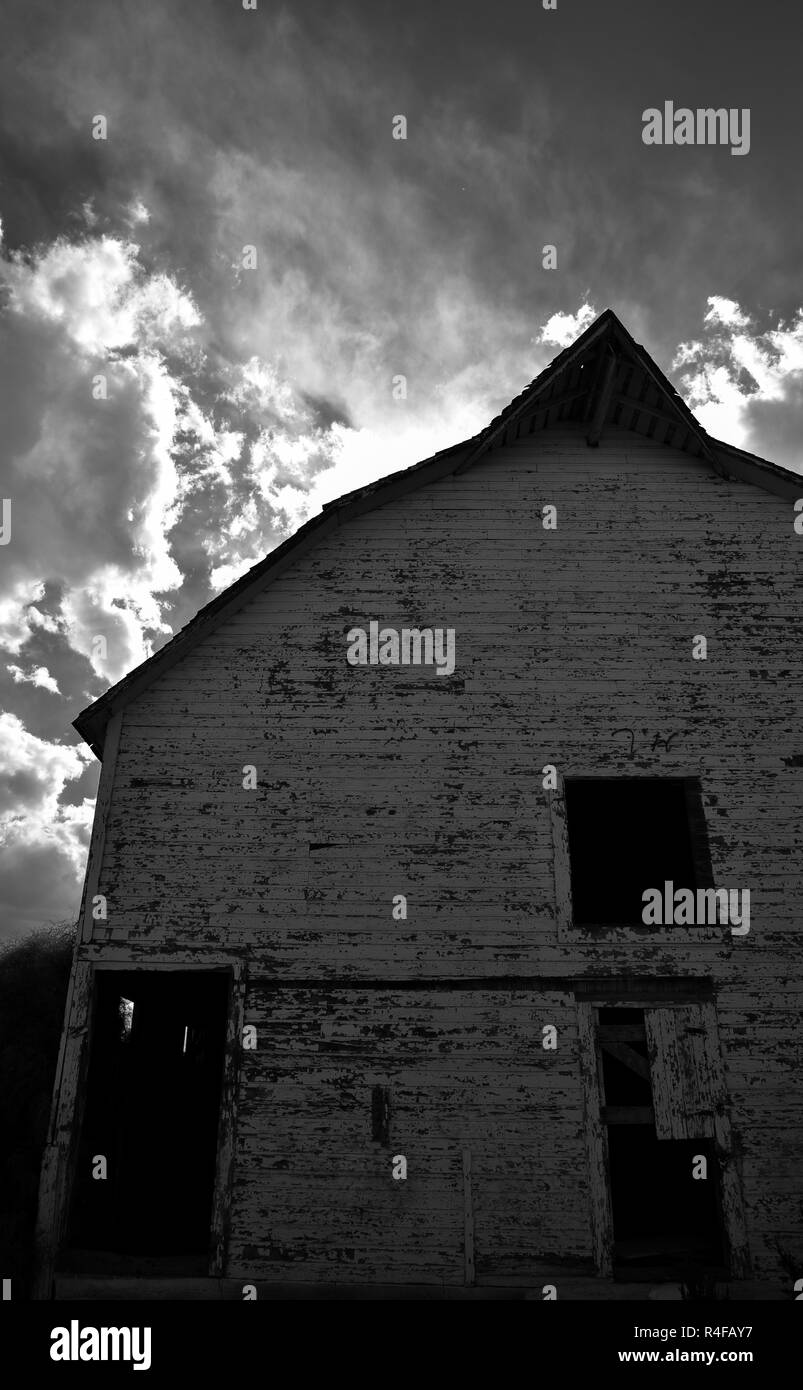 Beautiful white barn hi-res stock photography and images - Alamy