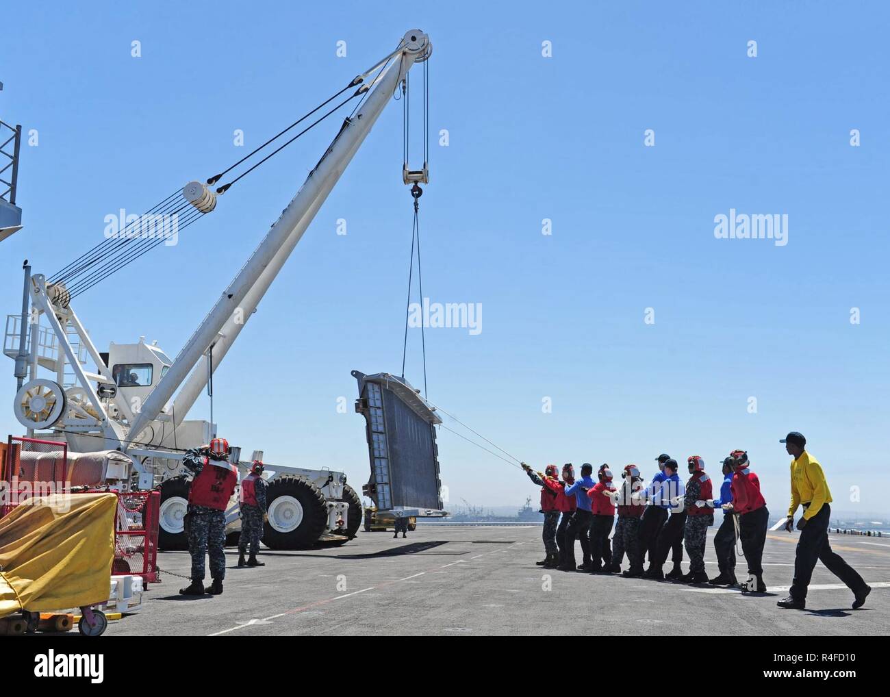 Tilly crash crane hi-res stock photography and images - Alamy