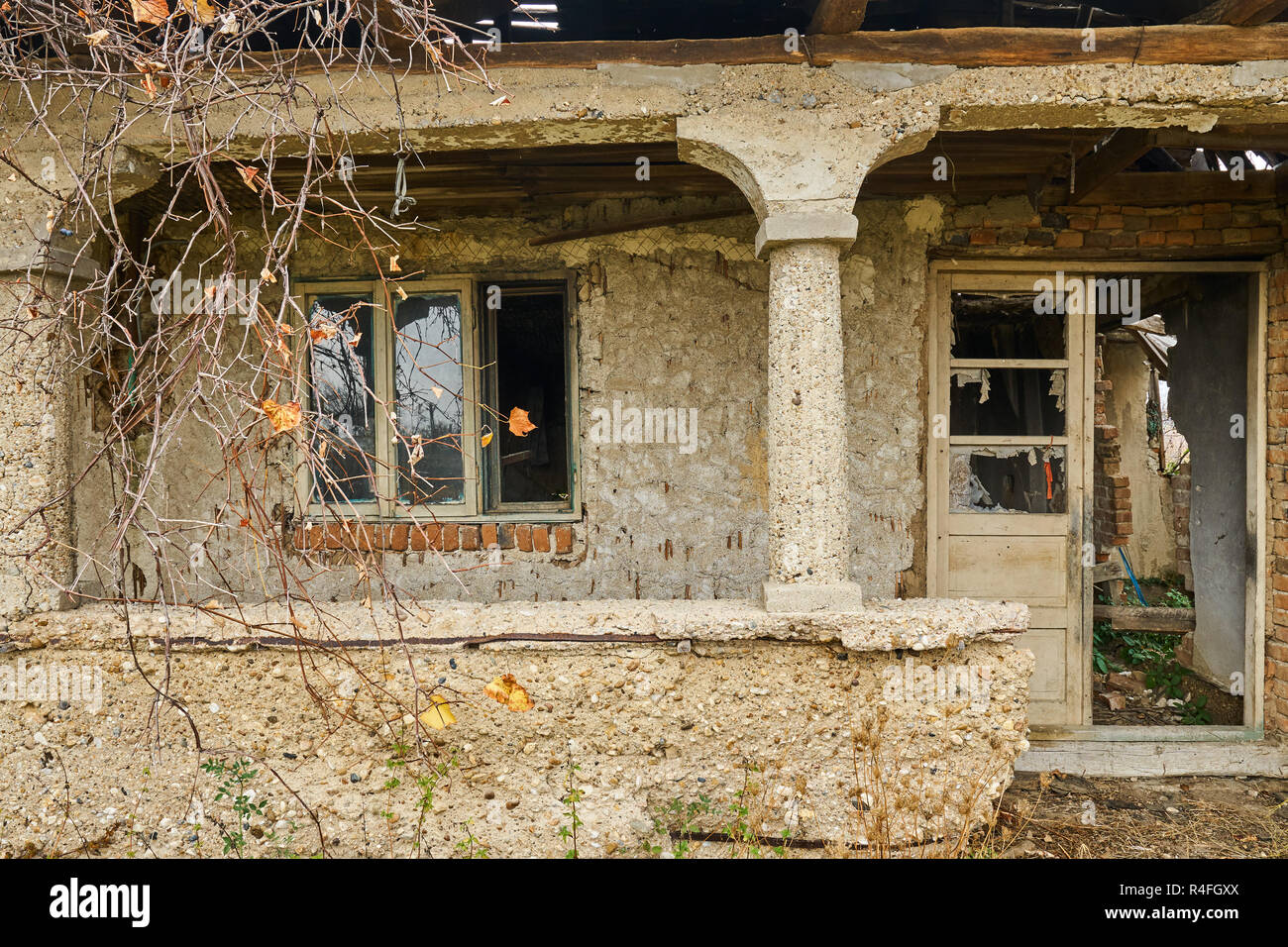 Broken window on an old decrepit building Stock Photo - Alamy