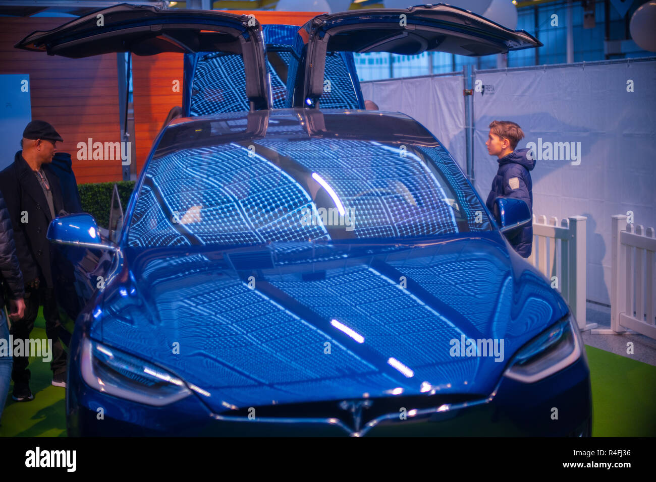 Tesla accu hi-res stock photography and images - Alamy