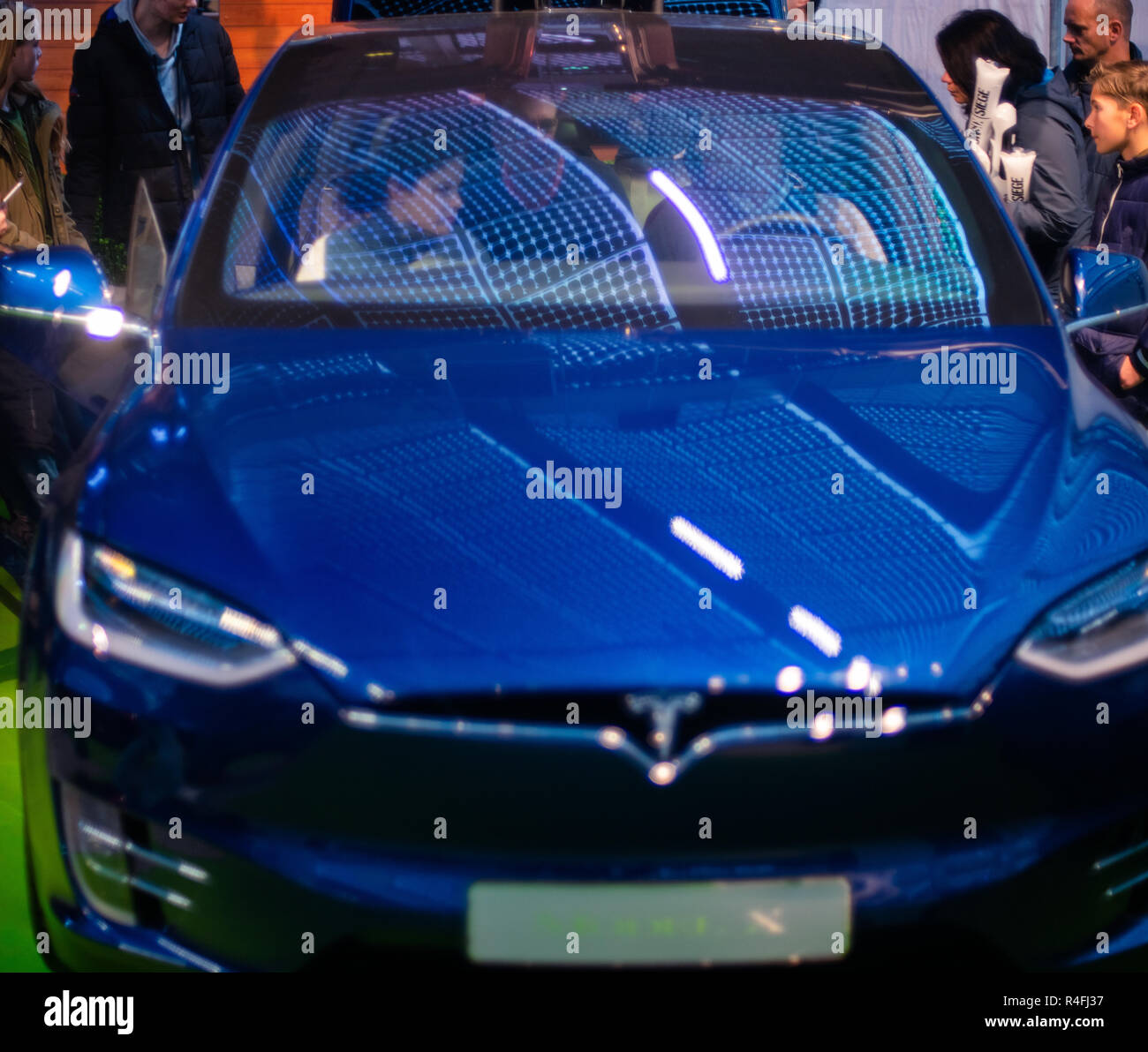 Tesla accu hi-res stock photography and images - Alamy