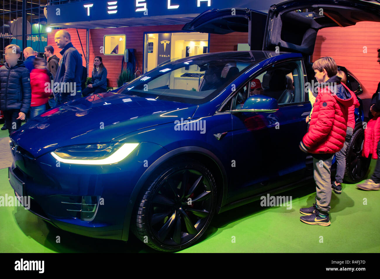 Tesla accu hi-res stock photography and images - Alamy