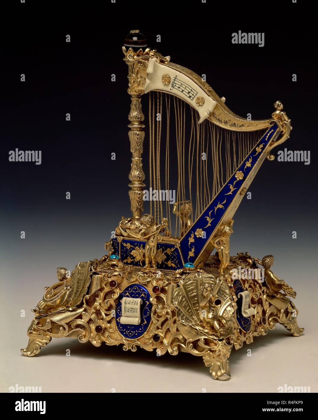 Arpa instrument hi-res stock photography and images - Alamy