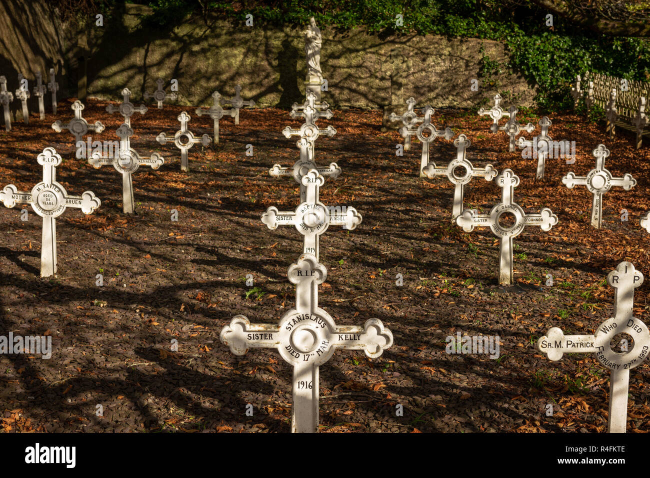White cross grave stones hi-res stock photography and images - Alamy