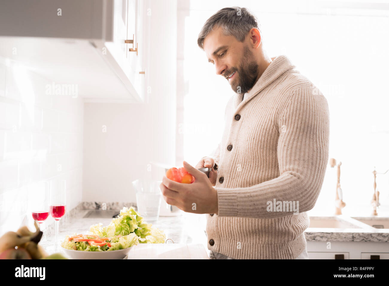 Man cooking healthy dinner hi-res stock photography and images - Alamy