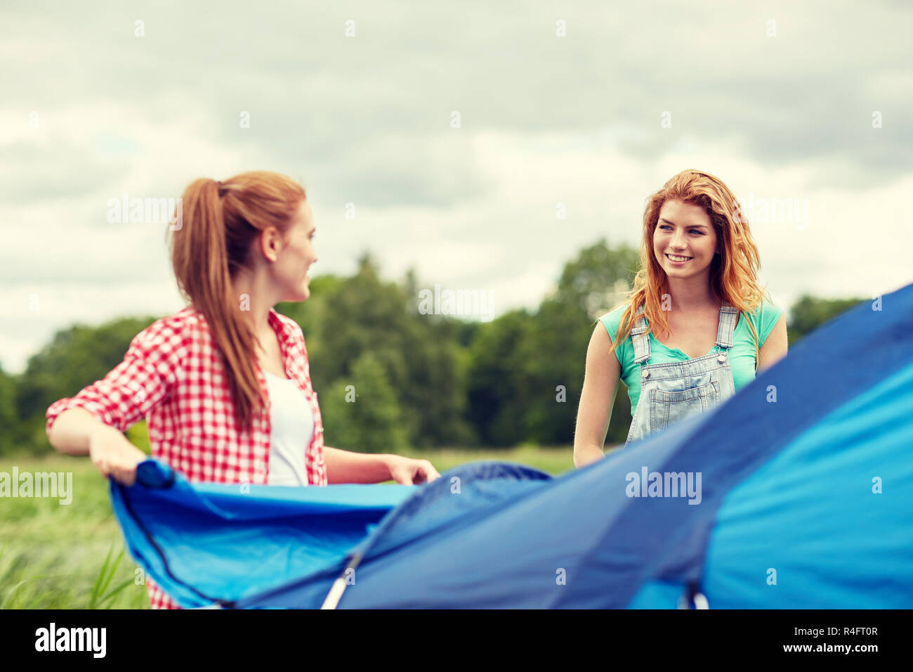 Girls setting up tent hi-res stock photography and images - Alamy