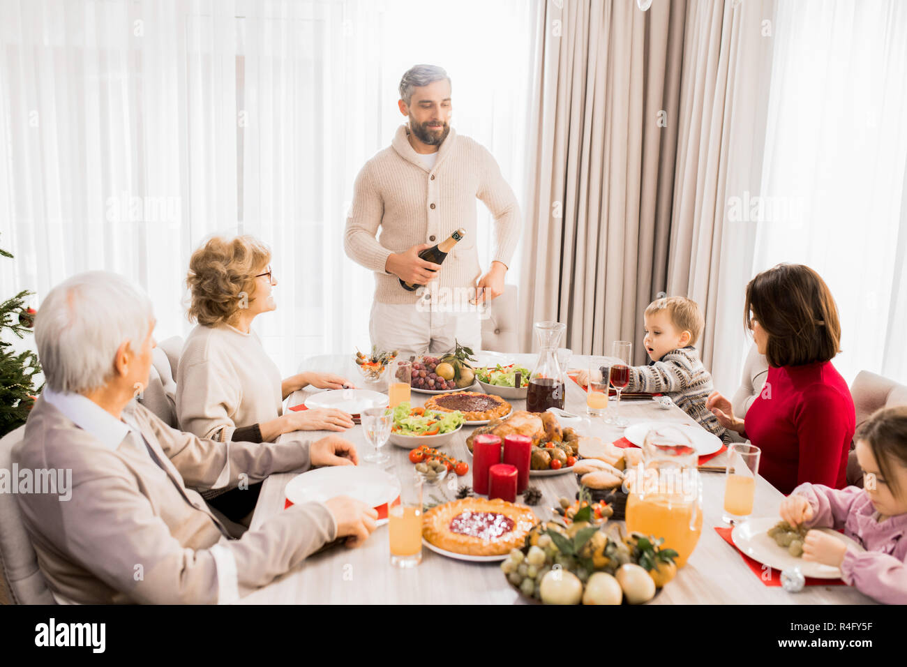 Feast table hi-res stock photography and images - Alamy