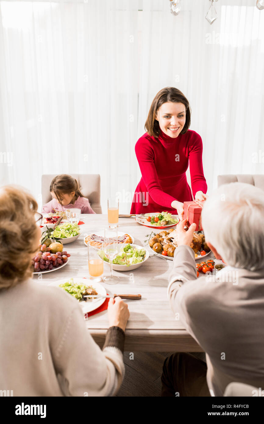 Family giving gifts hi-res stock photography and images - Alamy