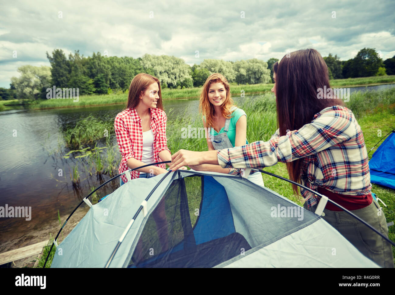Girls setting up tent hi-res stock photography and images - Alamy