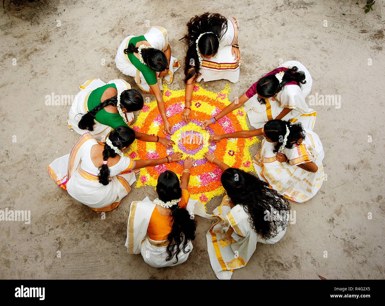 Rangoli indian women hi-res stock photography and images - Alamy